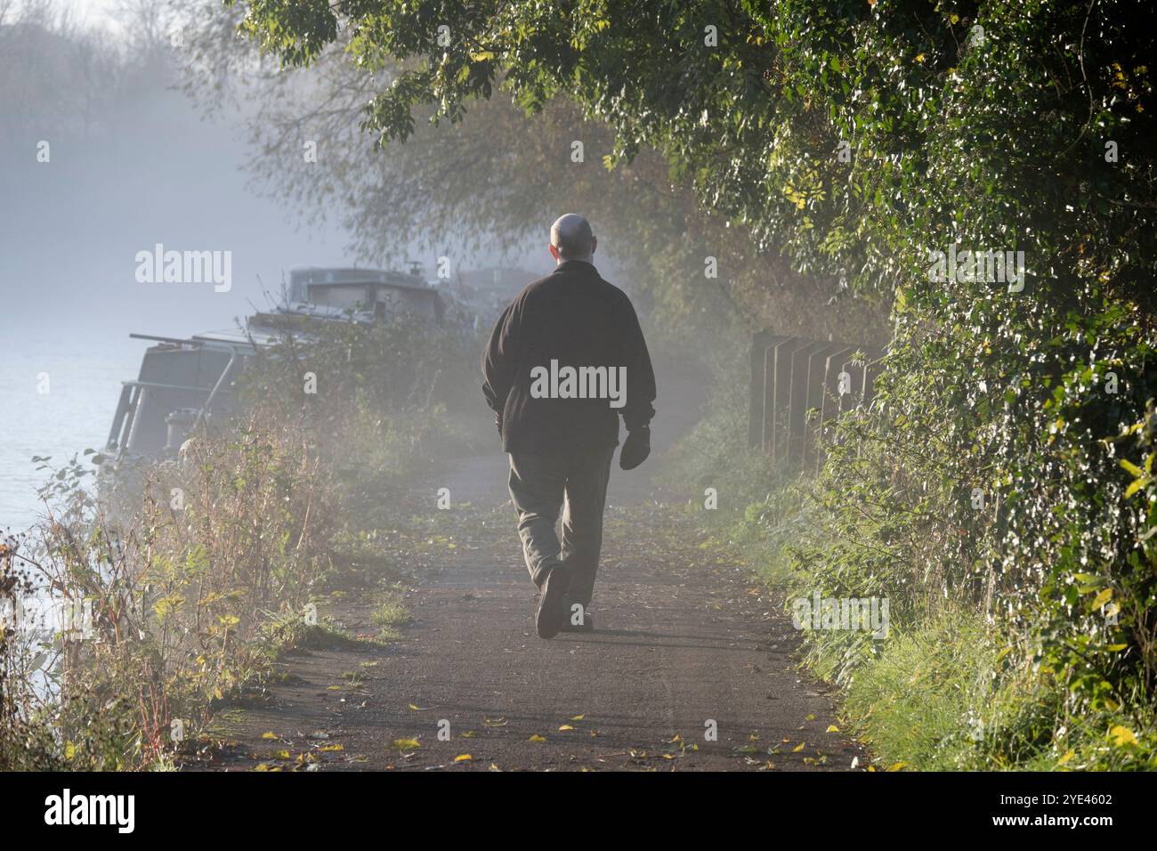 Folly bridge path and river thames hi-res stock photography and images ...
