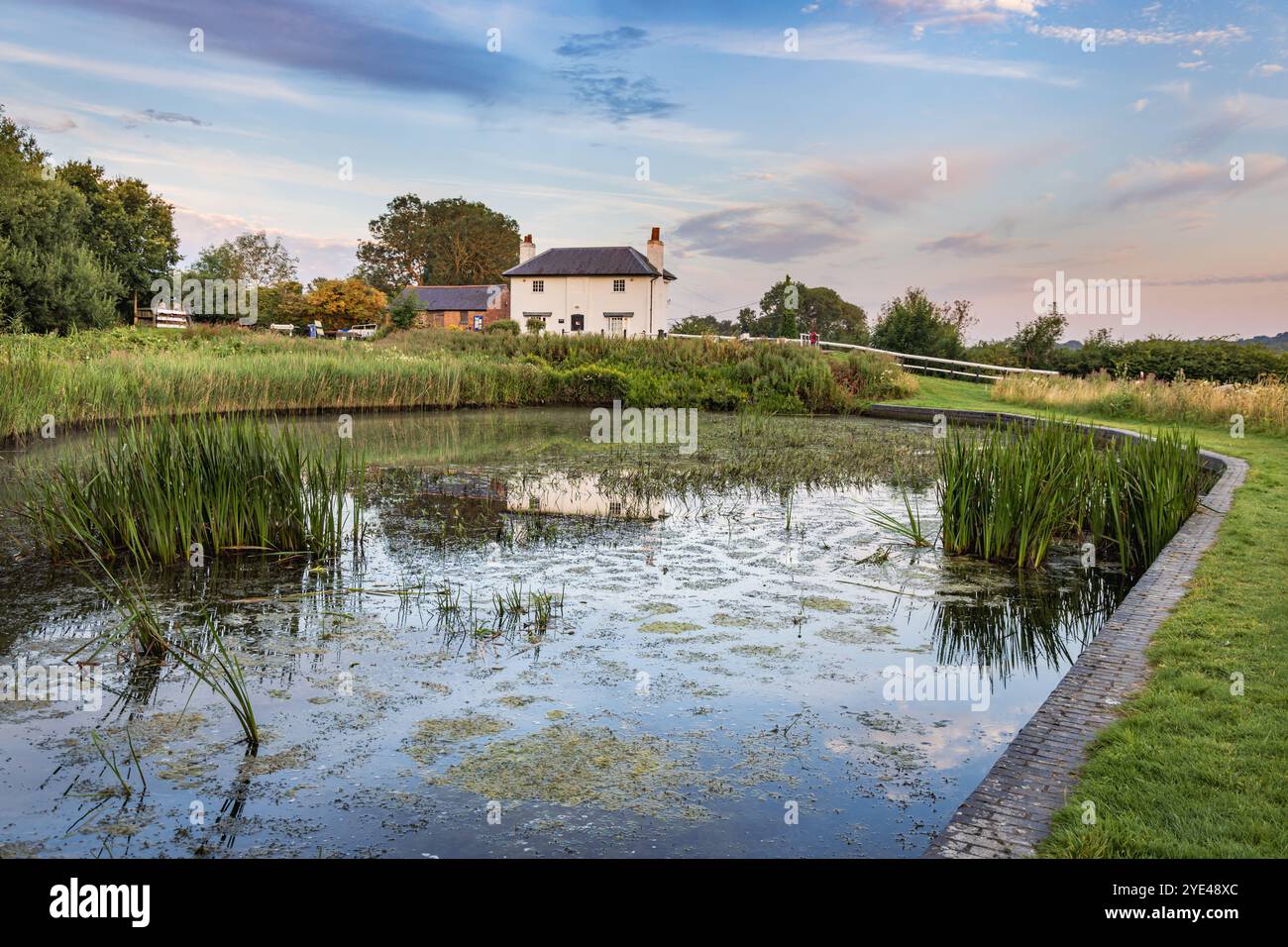 The old Lock Keepers cottage on the Grand Union Canal, Leicestershire ...