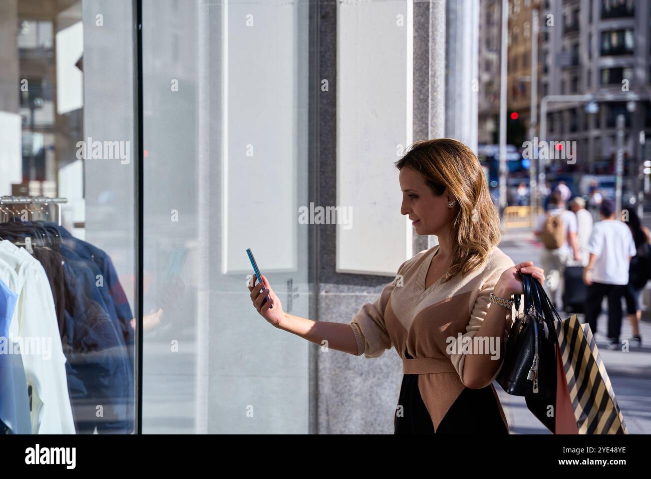 Lady window shopping jewellery store hi-res stock photography and ...