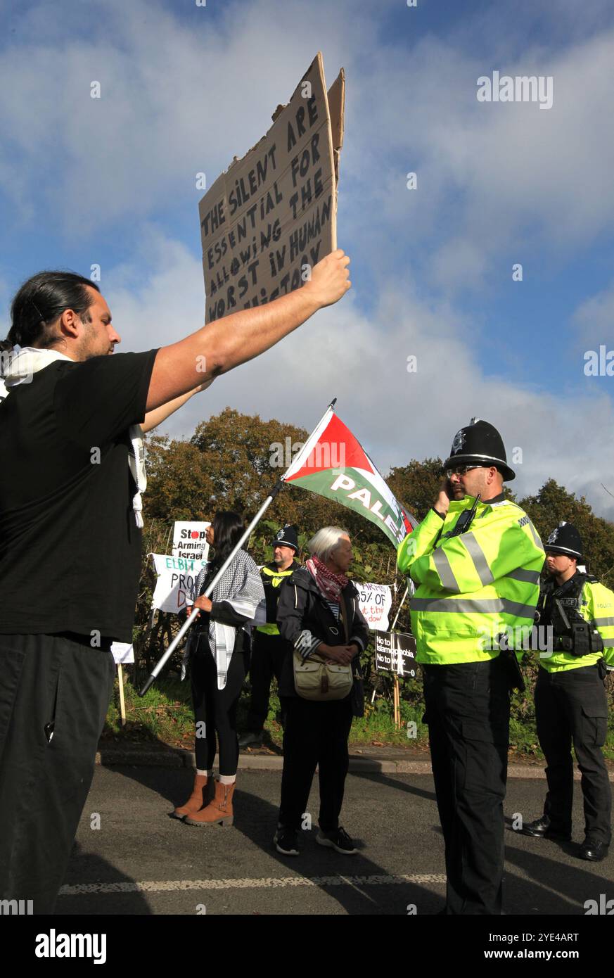 Shenstone, England, UK. 29th Oct, 2024. A protester shows his sign to ...