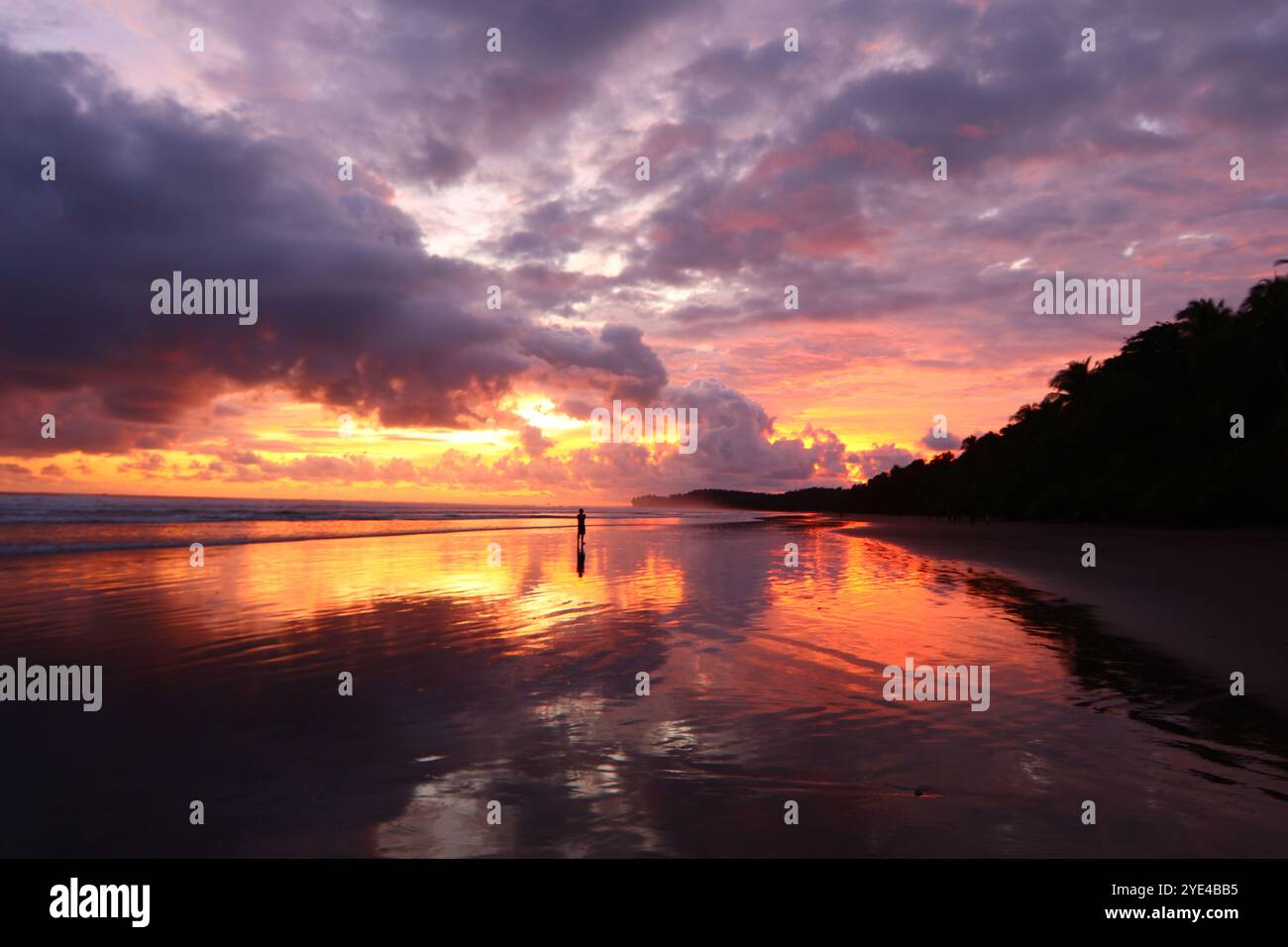 Puesta de sol y playa hi-res stock photography and images - Alamy