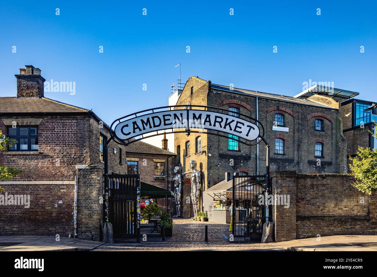 Famous london shopping street hi-res stock photography and images - Alamy