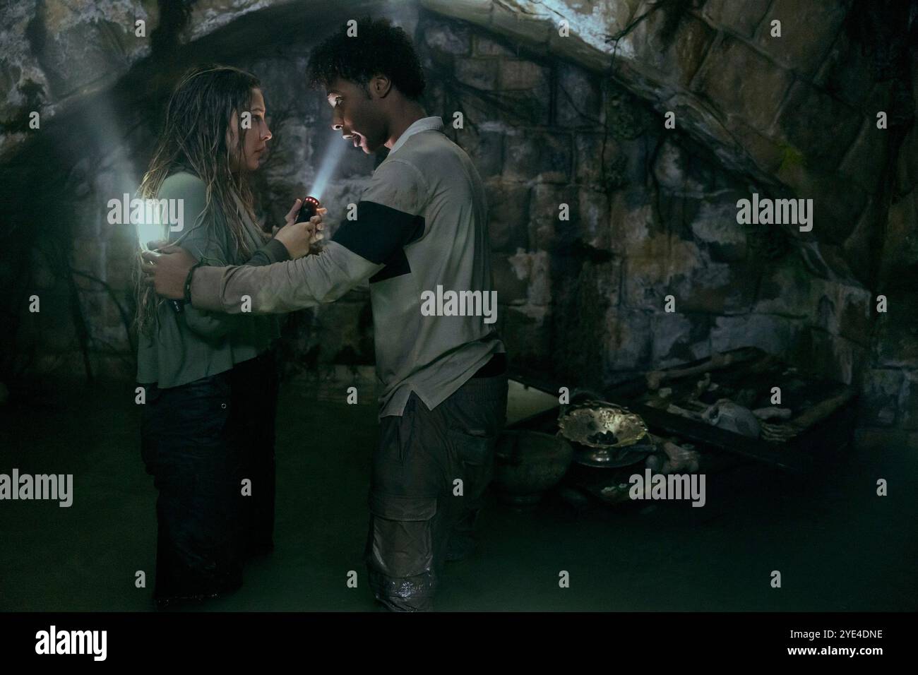 OUTER BANKS, from left: Madelyn Cline, Jonathan Daviss, 'Albatross ...