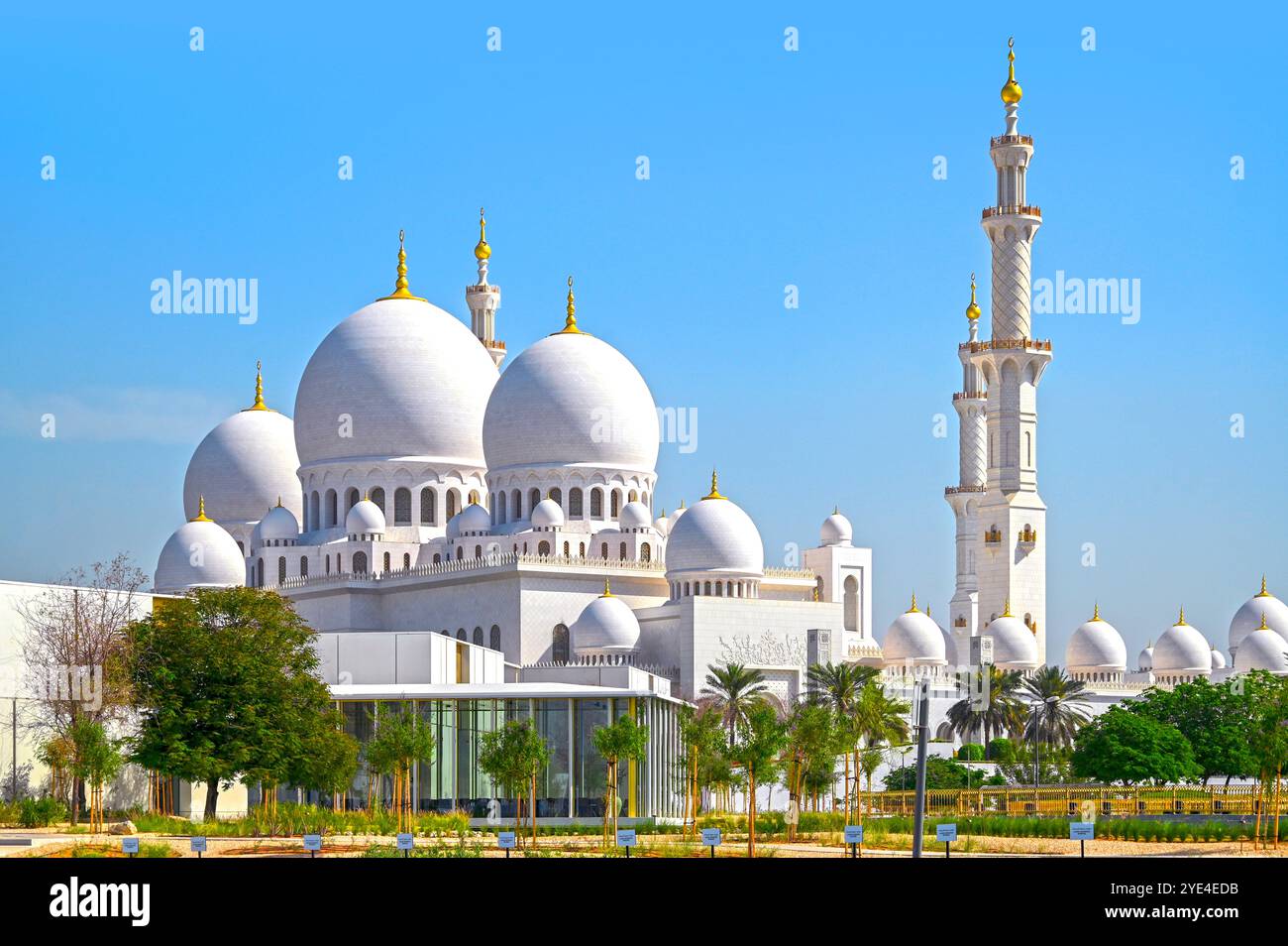 Domes of the Sheikh Zayed Grand Mosque against blue sky during sunny ...