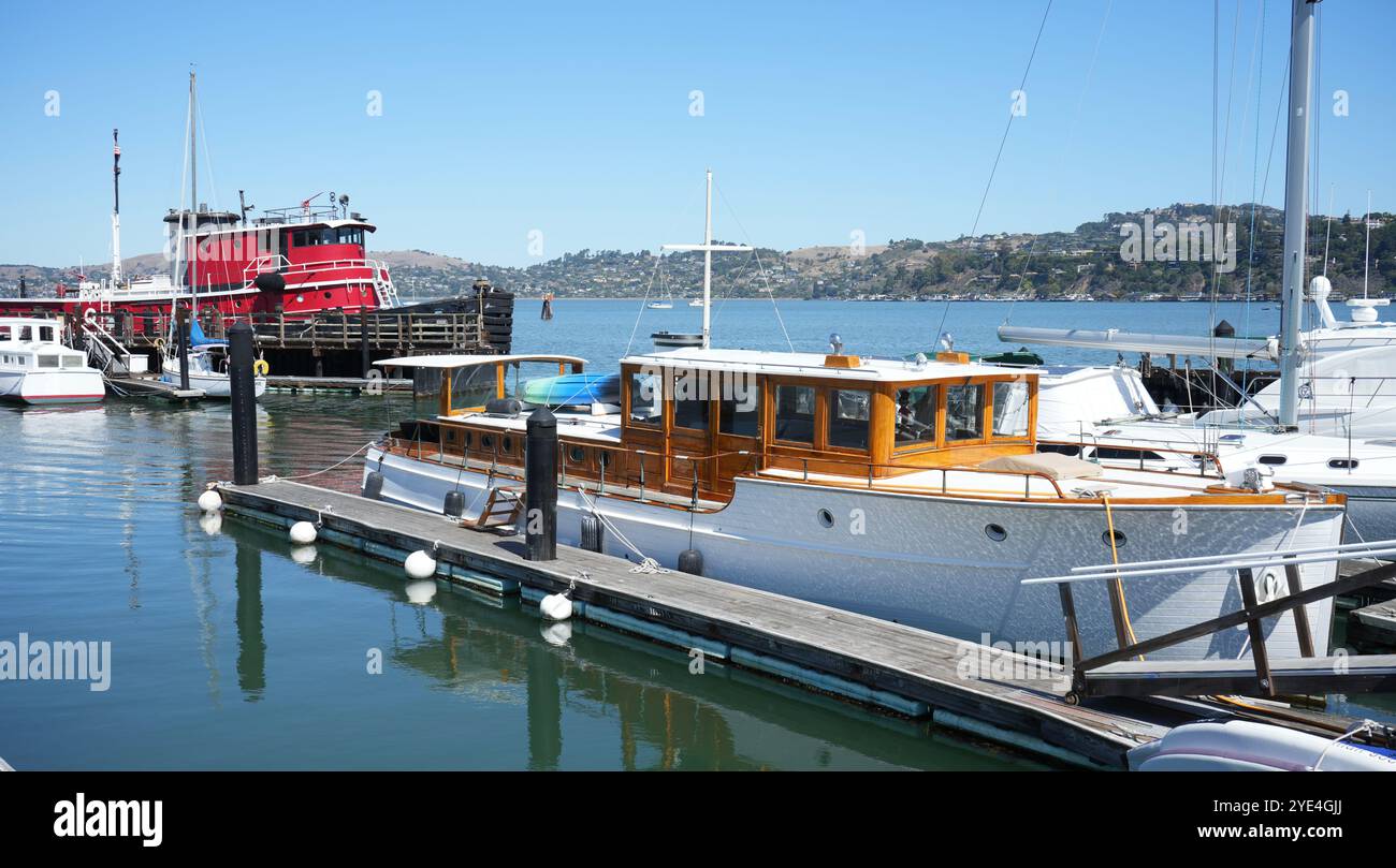 Vintage houseboat hi-res stock photography and images - Alamy