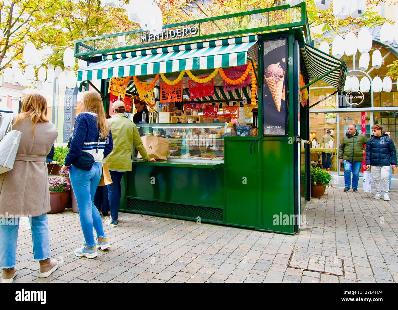Kiosk in mall hi-res stock photography and images - Alamy