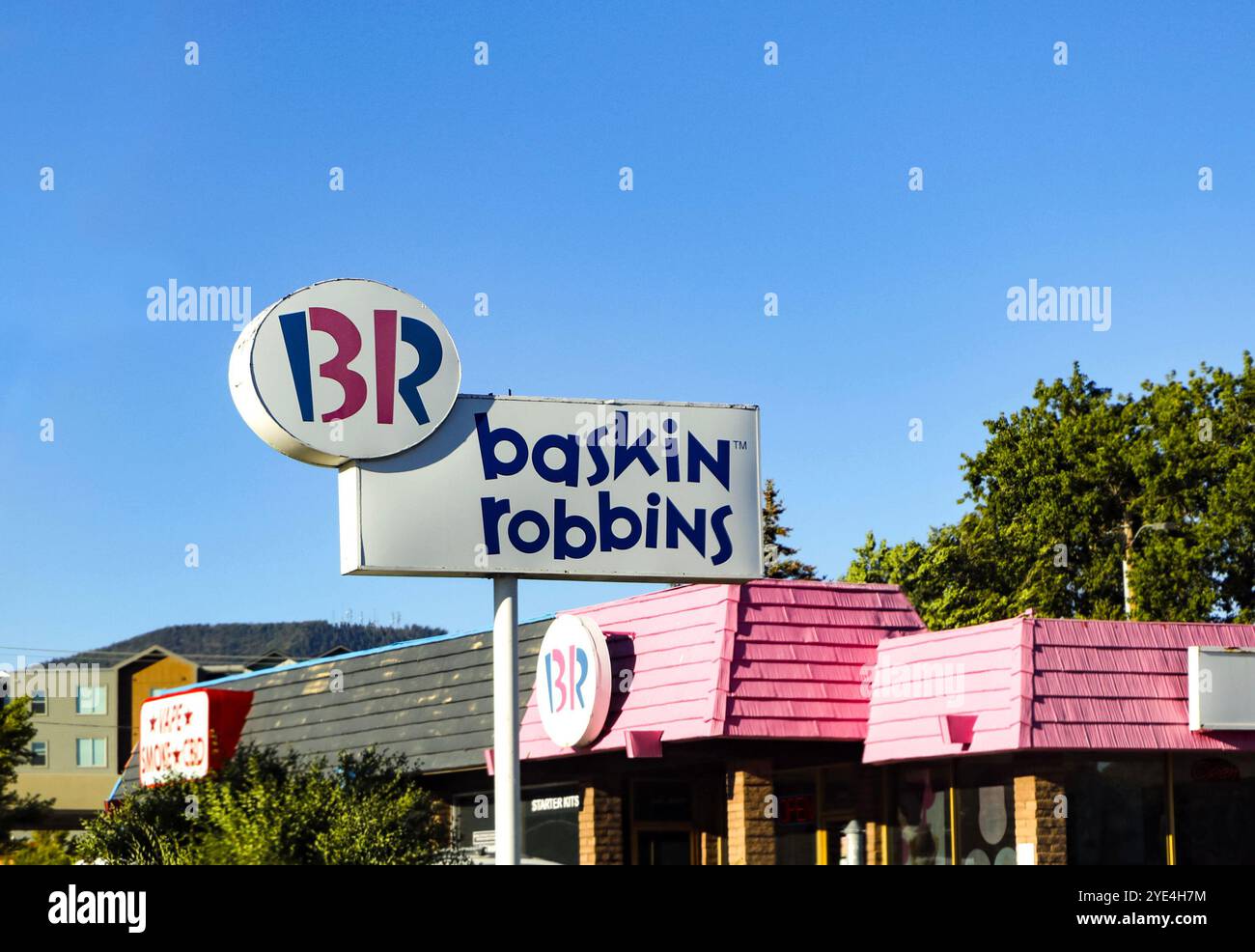Baskin Robbins ice cream shop with iconic signage and bright pink ...