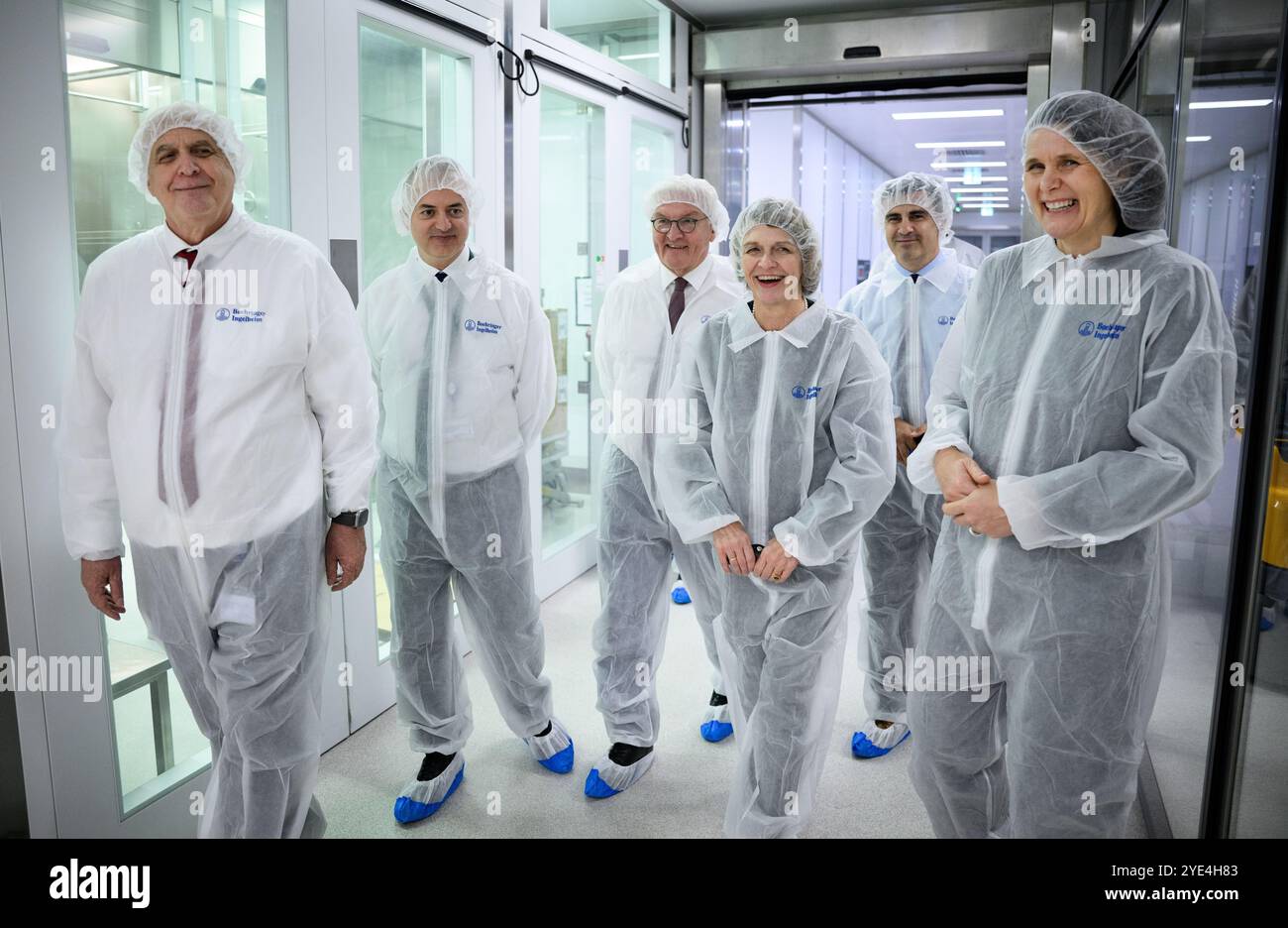 Koropi, Greece. 29th Oct, 2024. Federal President Frank-Walter Steinmeier and his wife Elke ...