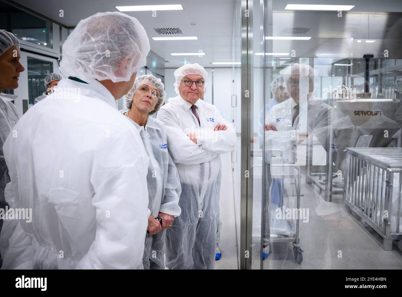 Koropi, Greece. 29th Oct, 2024. Federal President Frank-Walter Steinmeier and his wife Elke ...