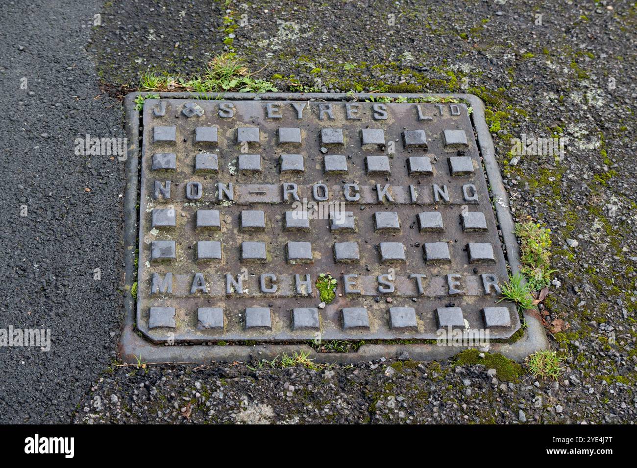 Uk square manhole cover hi-res stock photography and images - Alamy