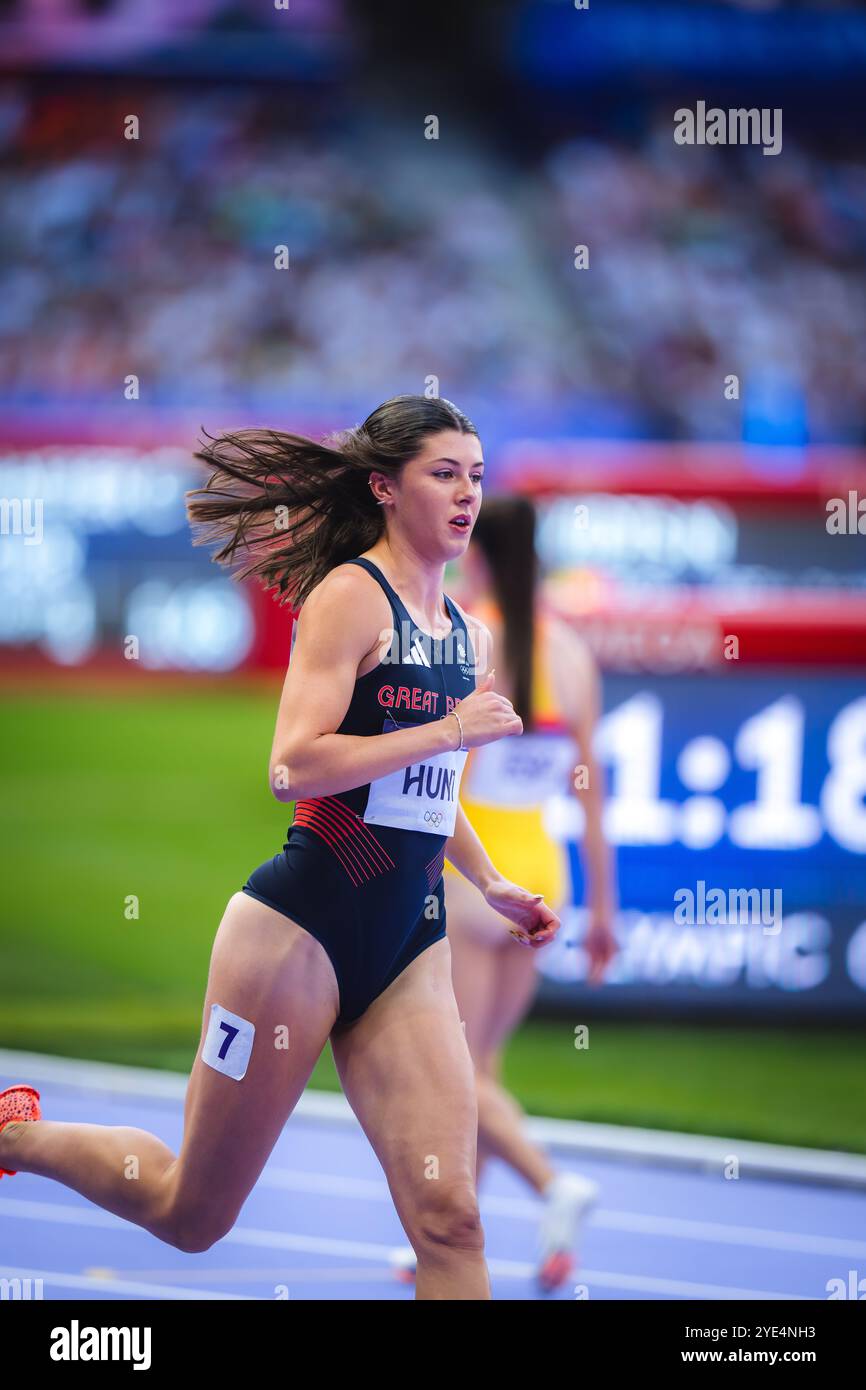 Amy Hunt participating in the 4x100 meters relay at the Paris 2024 ...