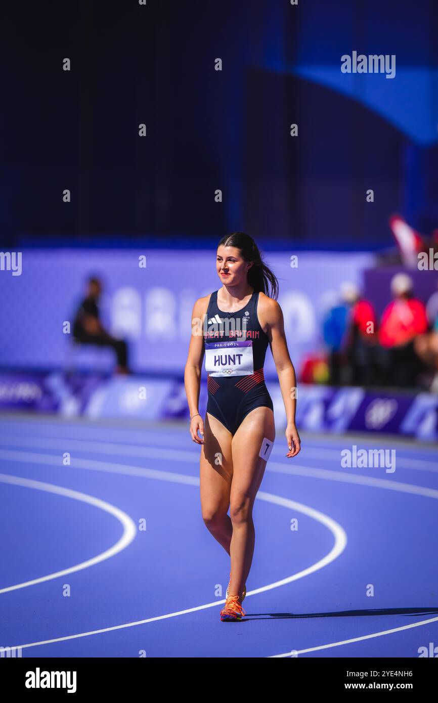 Amy Hunt participating in the 4x100 meters relay at the Paris 2024 ...