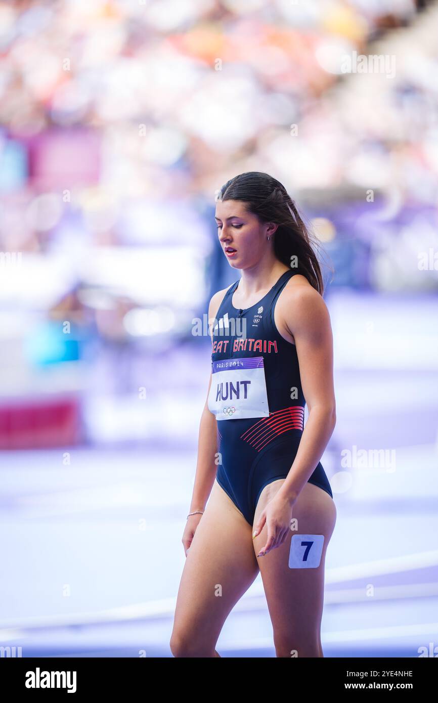 Amy Hunt participating in the 4x100 meters relay at the Paris 2024 ...