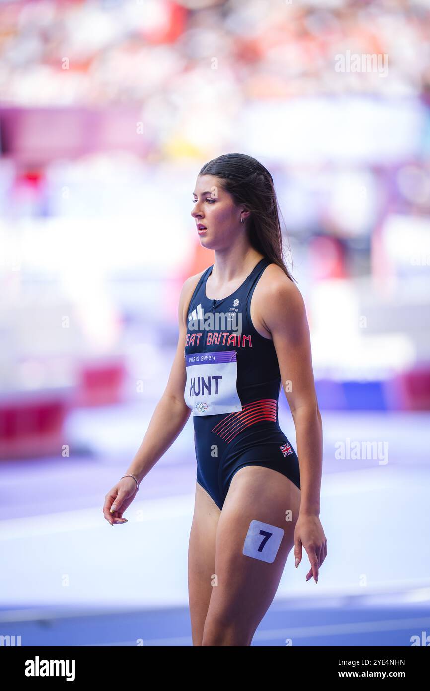 Amy Hunt participating in the 4x100 meters relay at the Paris 2024 ...