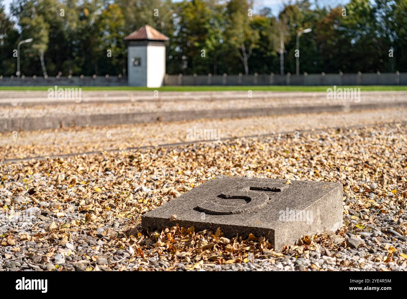 Fundamente der Häftlingsbaracken und Wachturm, KZ-Gedenkstätte Dachau ...