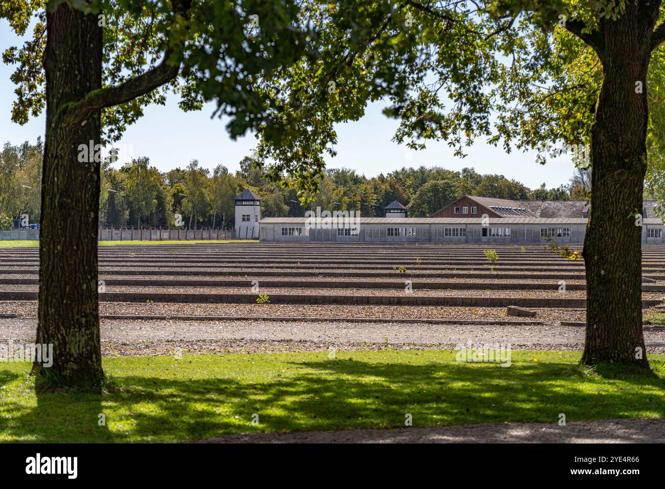 Fundamente der Häftlingsbaracken und Wachturm, KZ-Gedenkstätte Dachau ...