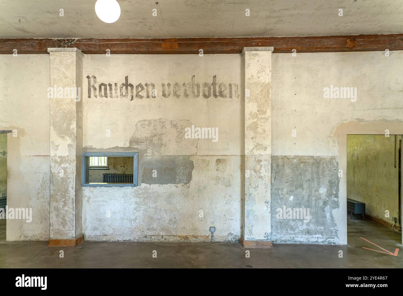 Aufschrift Rauchen Verboten, KZ-Gedenkstätte Dachau, Bayern ...