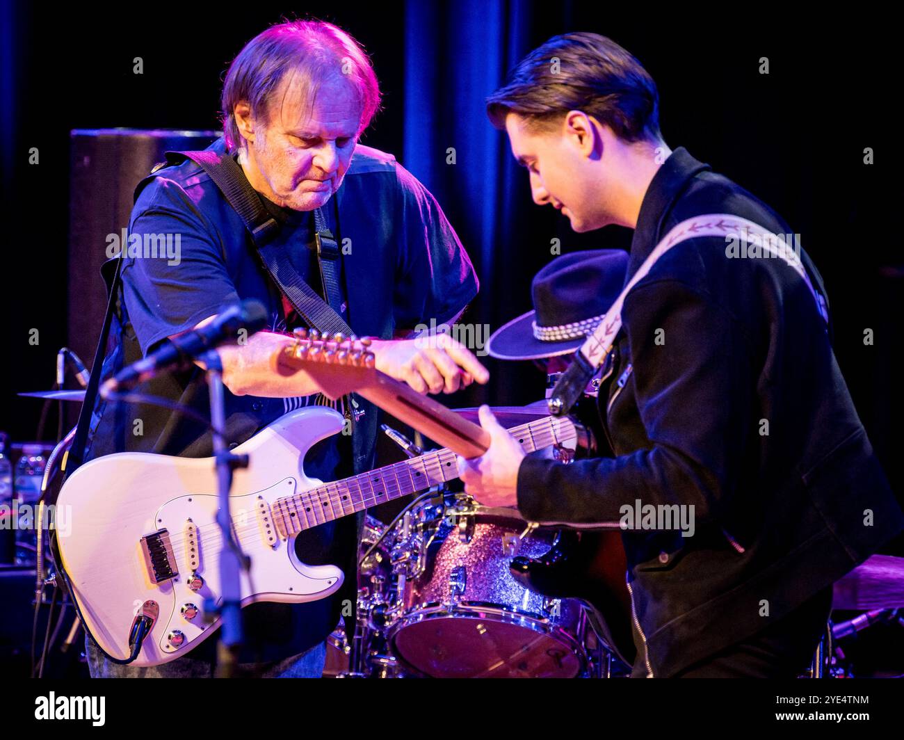 Walter Trout & Brett Smith-Daniels on guitar Stock Photo - Alamy