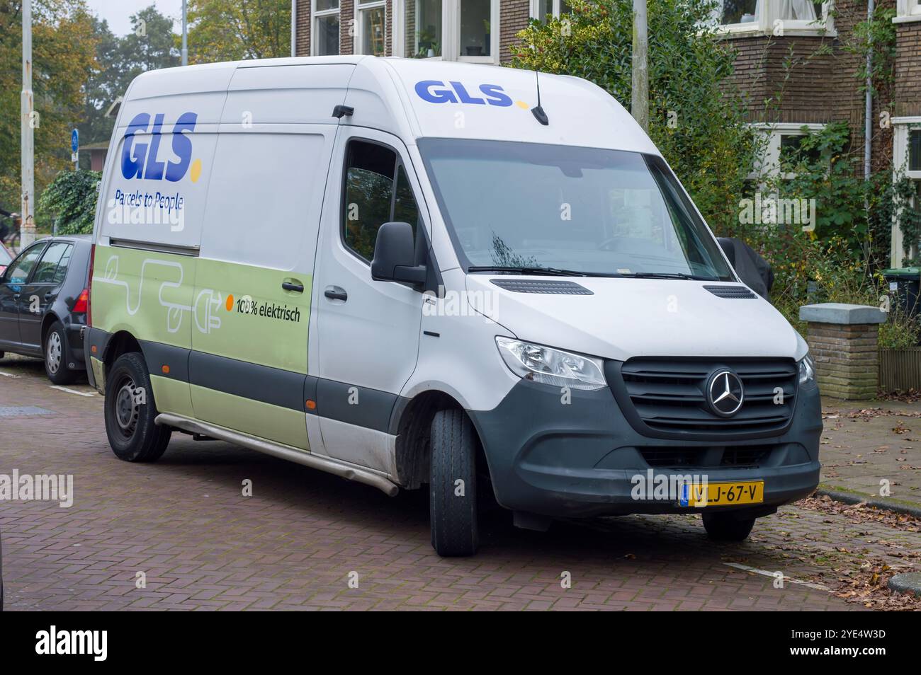 Gls delivery van hi-res stock photography and images - Alamy