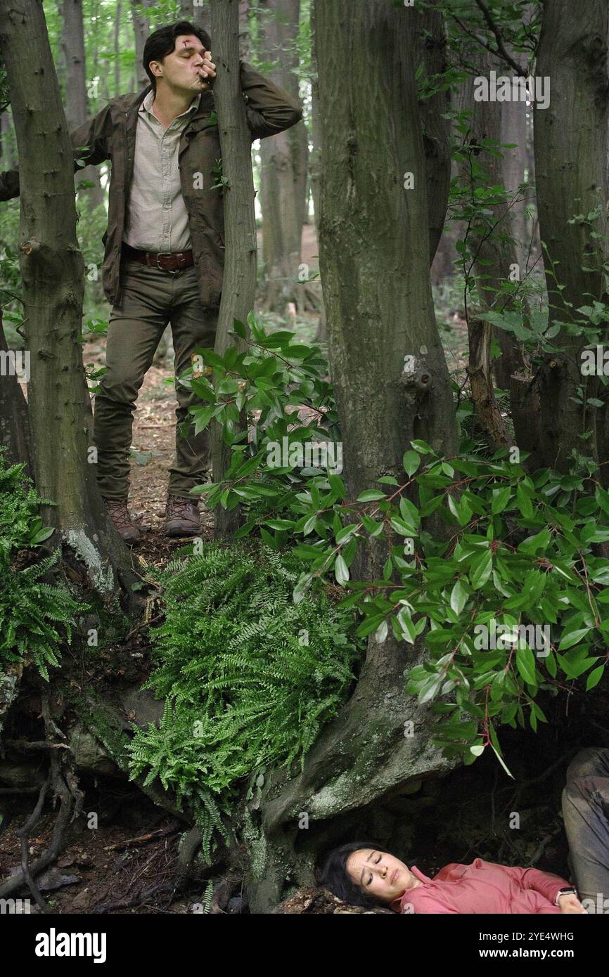 DON'T MOVE, from top: Finn Wittrock, Kelsey Asbille, 2024. ph: Vladislav Lepoev / © Netflix ...