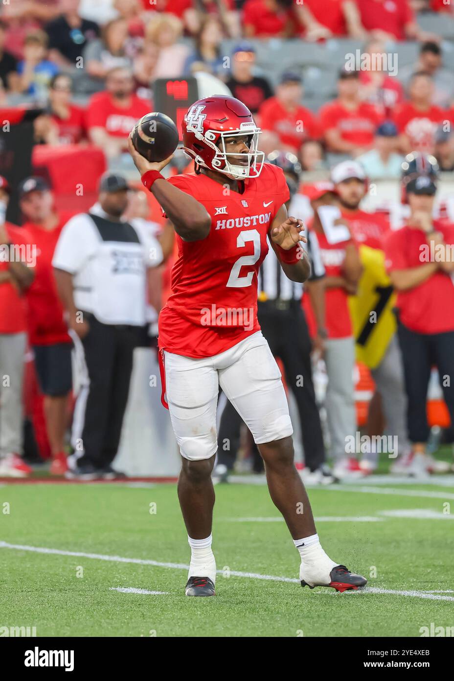 HOUSTON, v - OCTOBER 26: Houston Cougars quarterback Zeon Chriss (2 ...