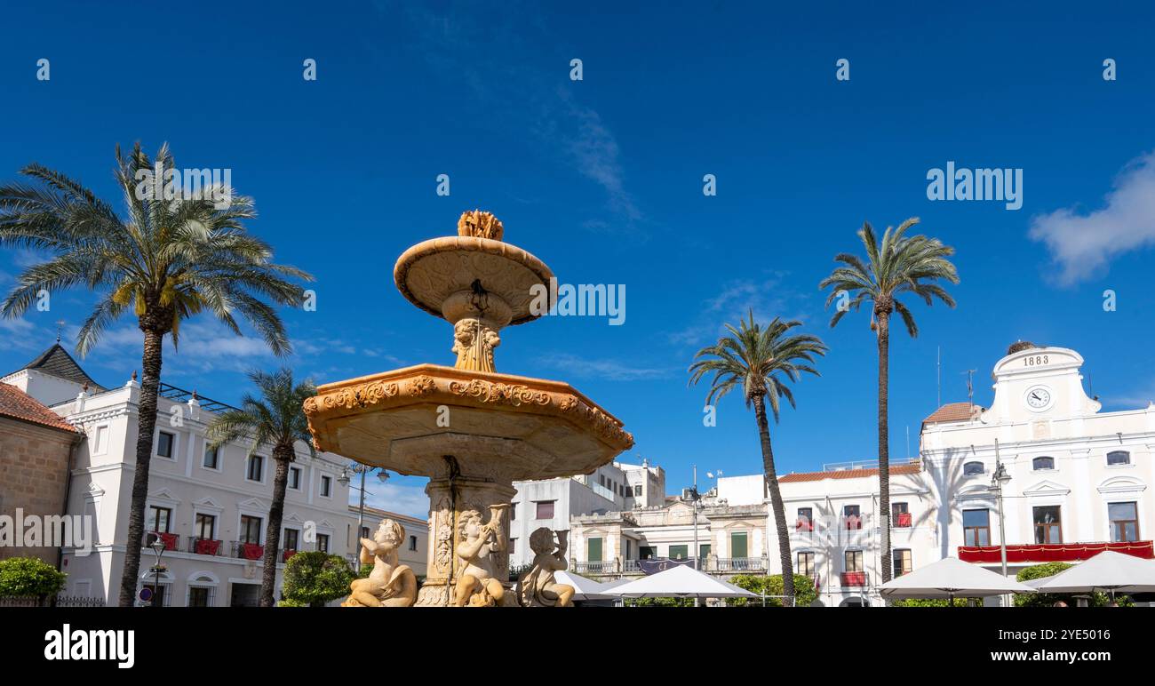 ornamental fountain with palm trees and white buildings Stock Photo - Alamy