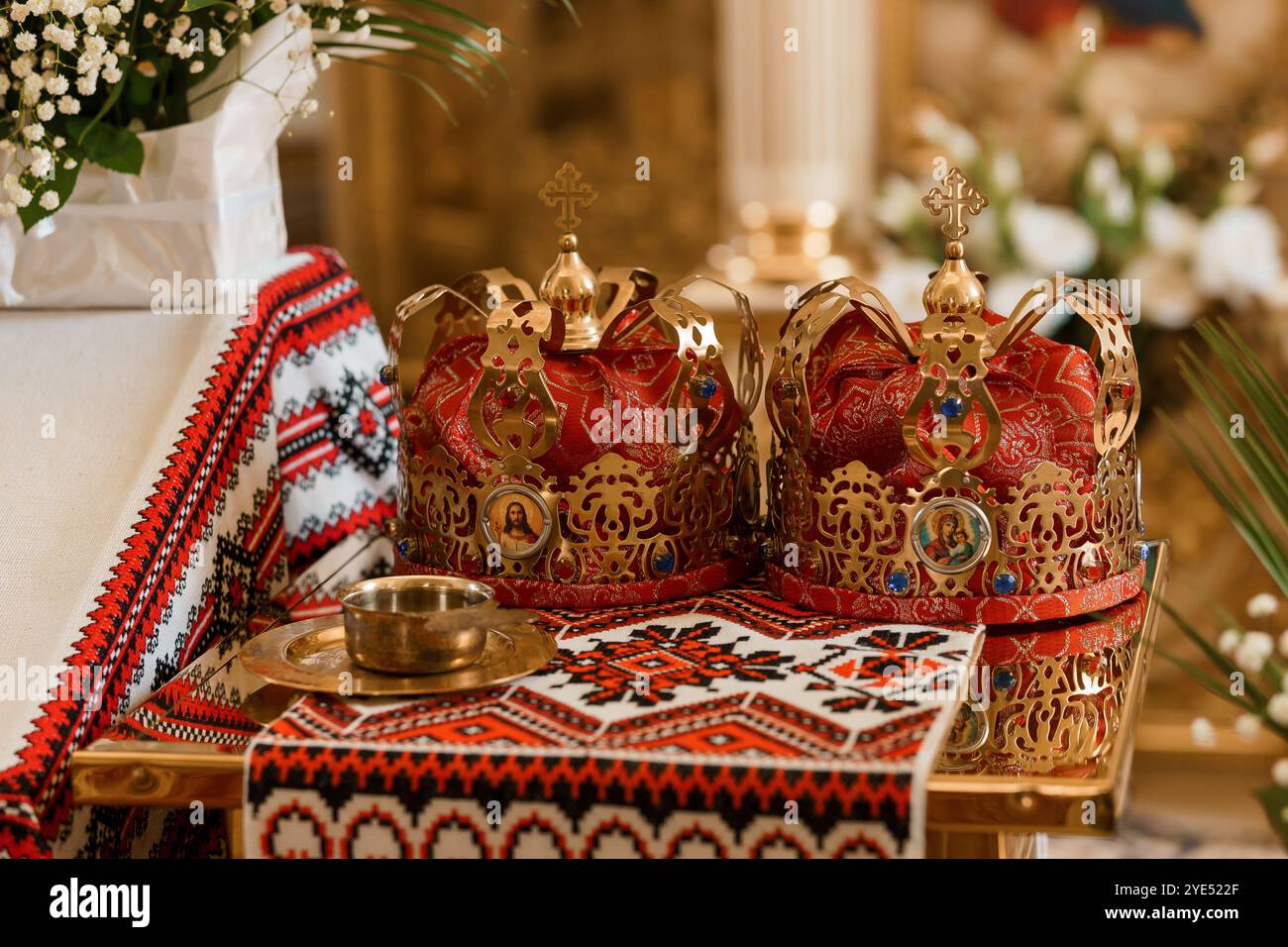 Distinctive red crowns hi-res stock photography and images - Alamy