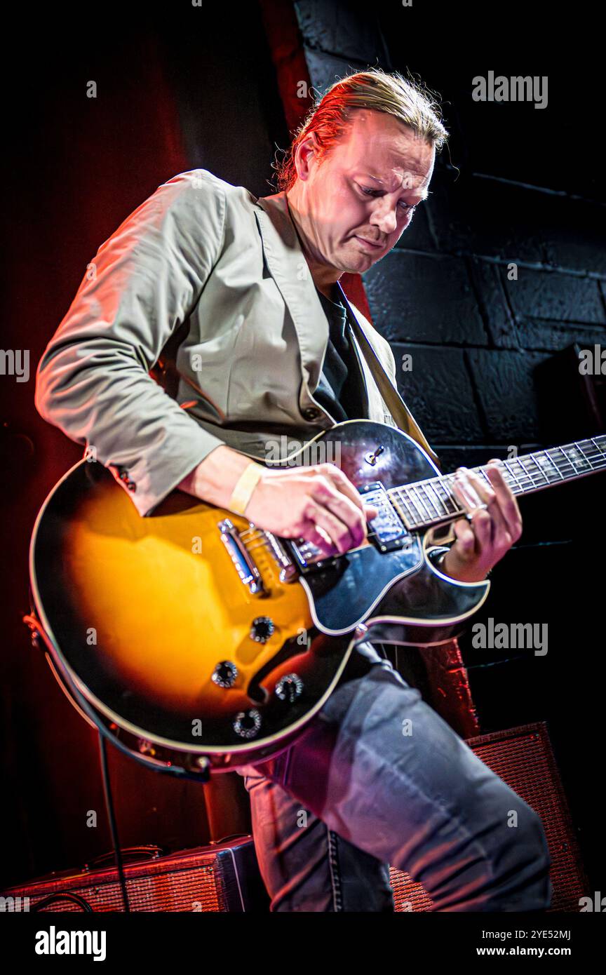 Dave Barnes on guitar Stock Photo - Alamy
