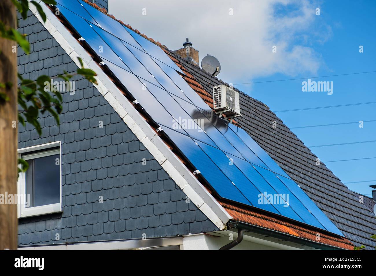 Solarpanele auf dem Dach eines Einfamilienhaus in Essen, Deutschland ...