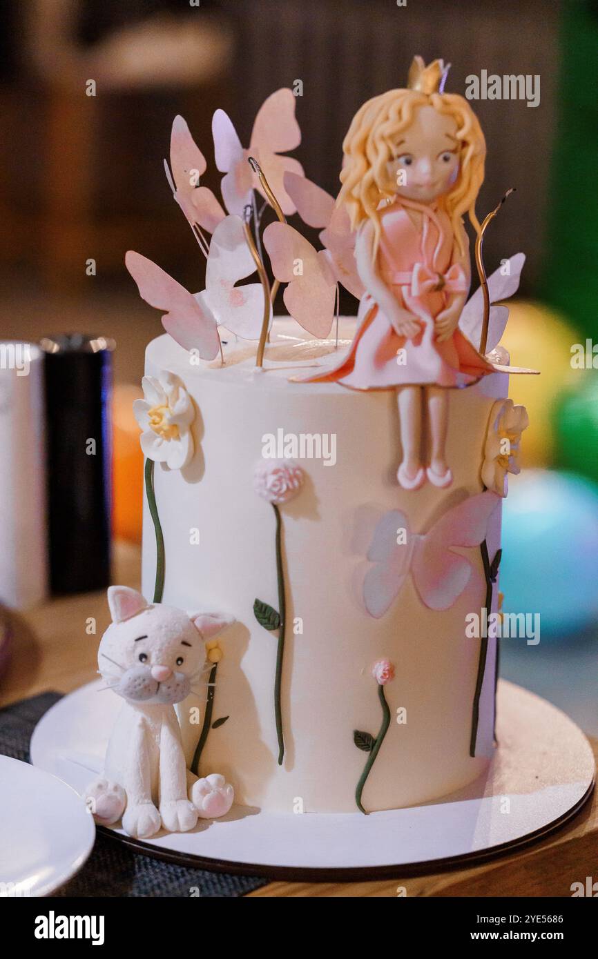 Fairy tale cake hi-res stock photography and images - Alamy