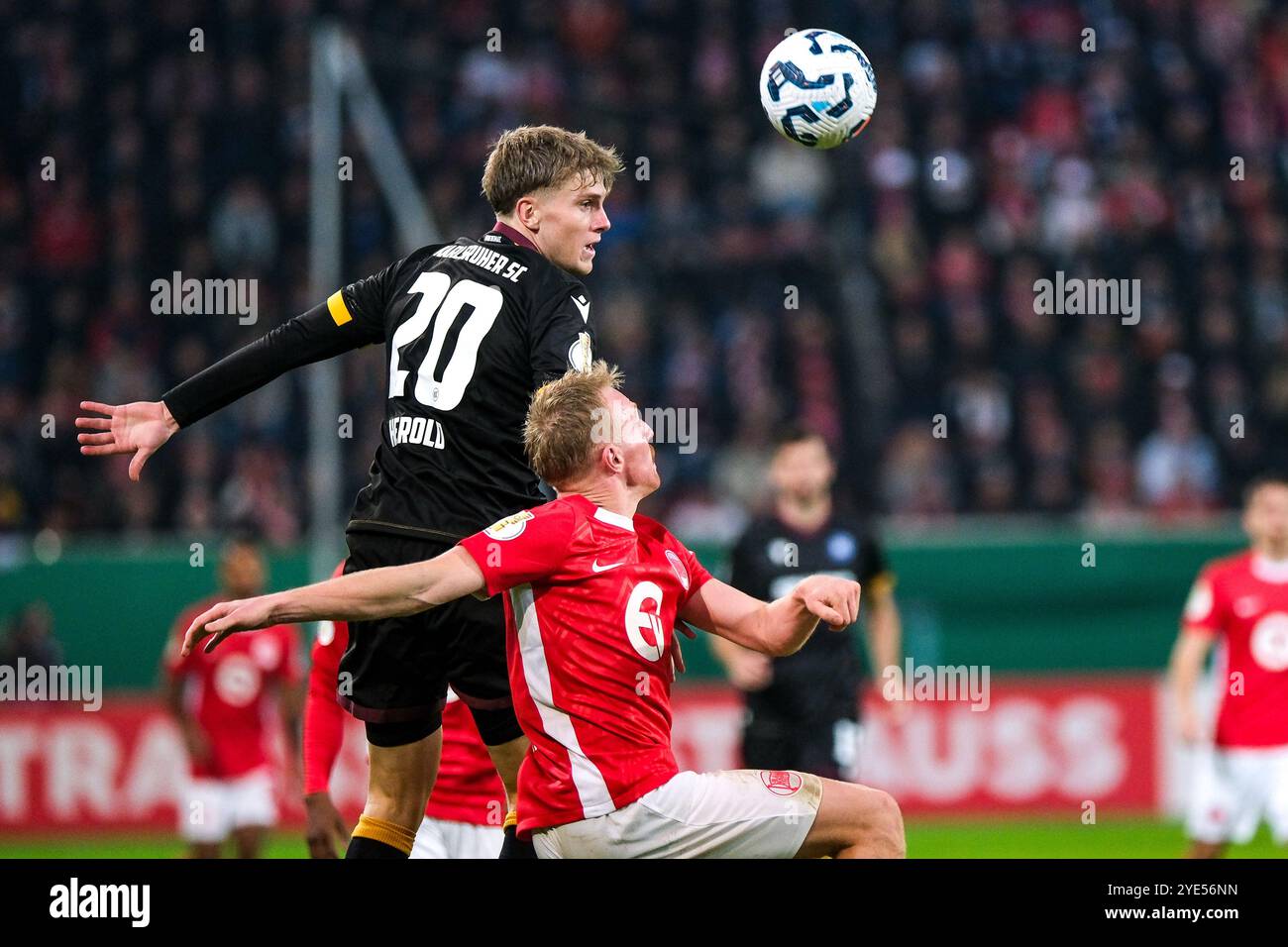 David Herold (Karlsruher SC #20) im Zweikampf mit Ron Berlinski ...
