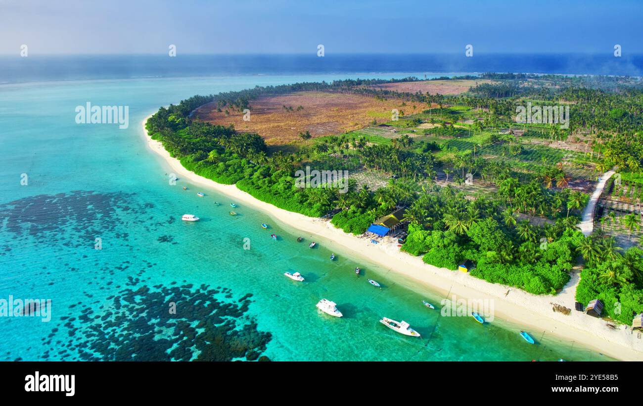 Shoreline of a tropical island in the Maldives and view of the Indian ...