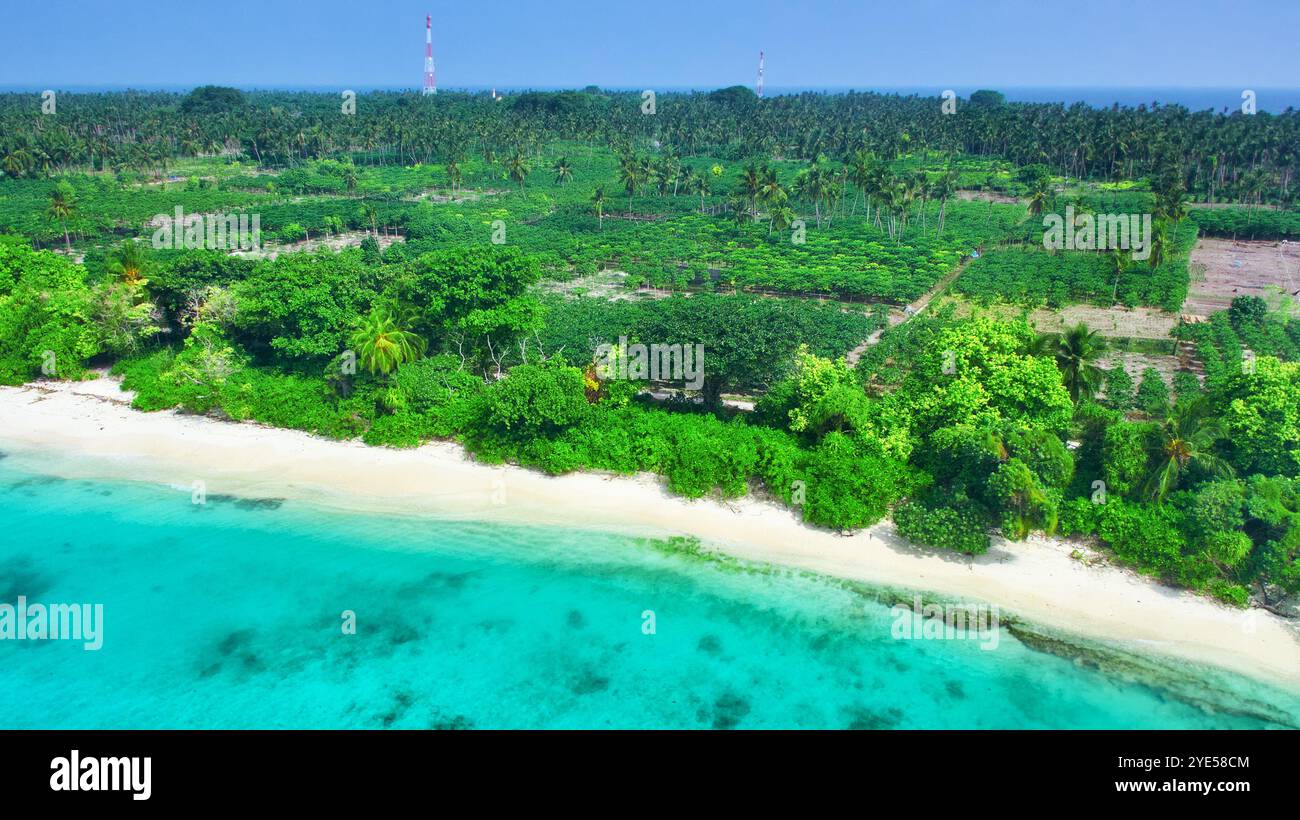 Shoreline of a tropical island in the Maldives and view of the Indian ...