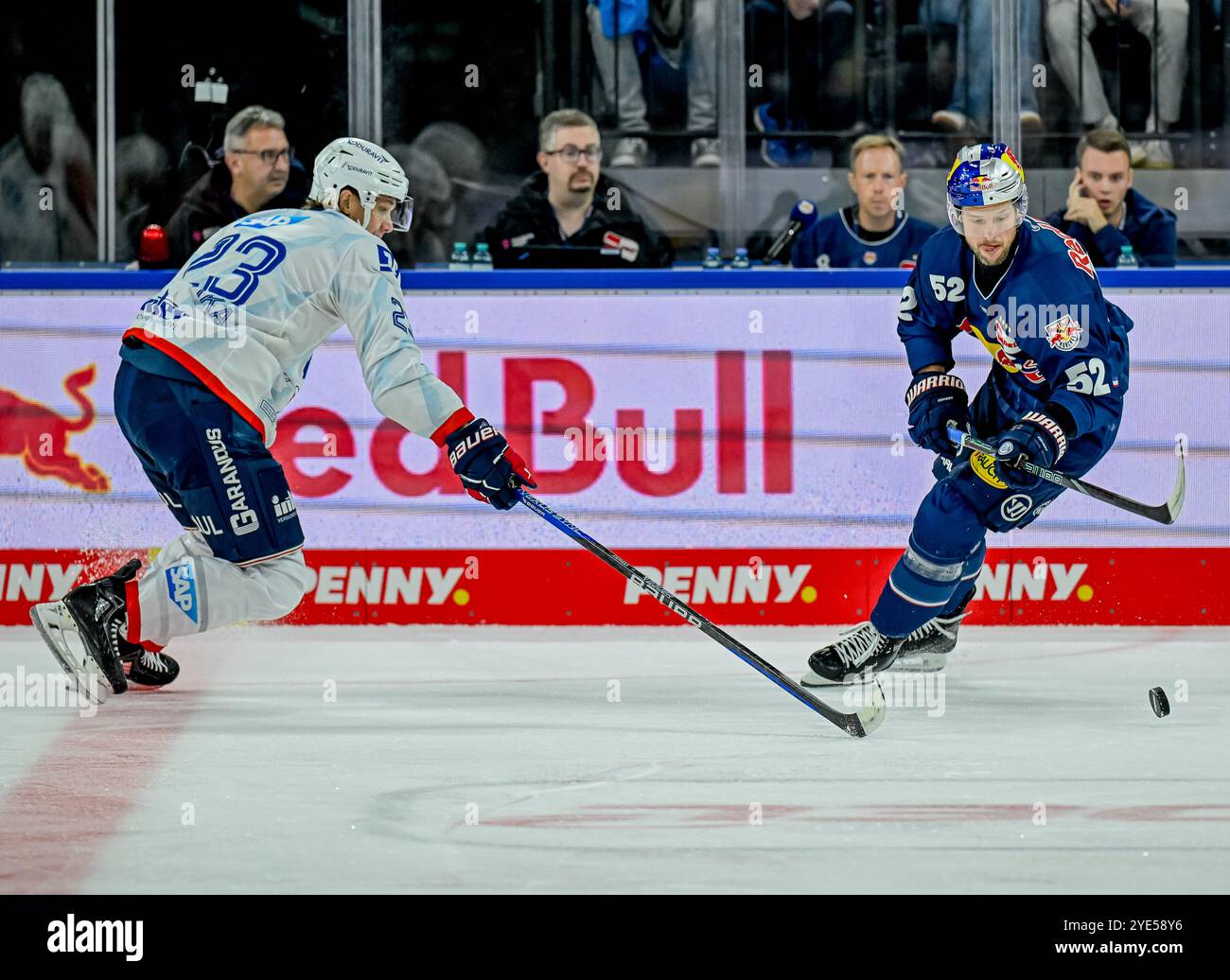 Kampf um den Puck / Zweikampf zwischen Jyrki Jokipakka (Adler Mannheim, #23) und Patrick Hager ...