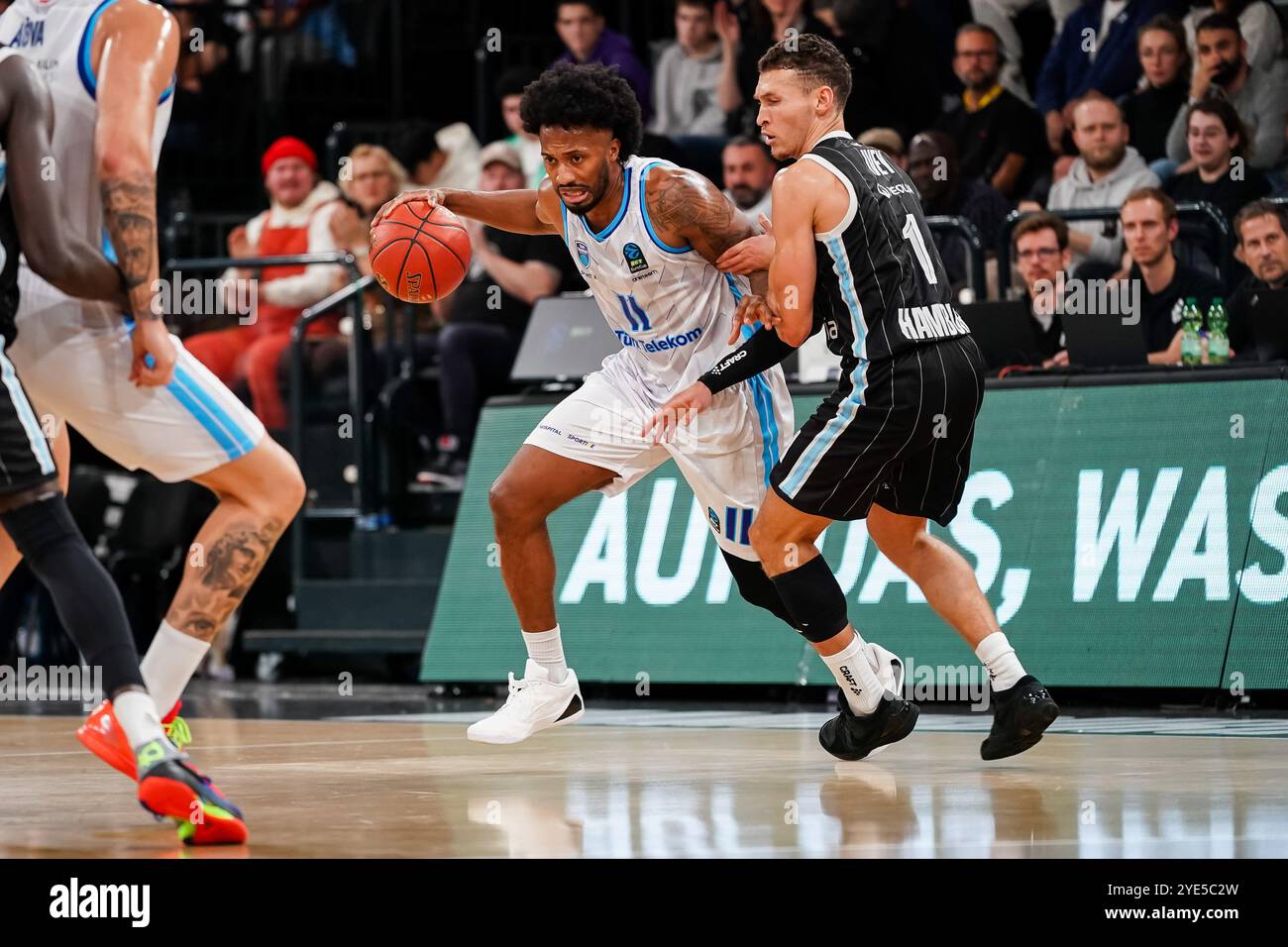 Braian Angola (Turk Telekom Ankara, #11) im Dribbling gegen Brae Ivey ...