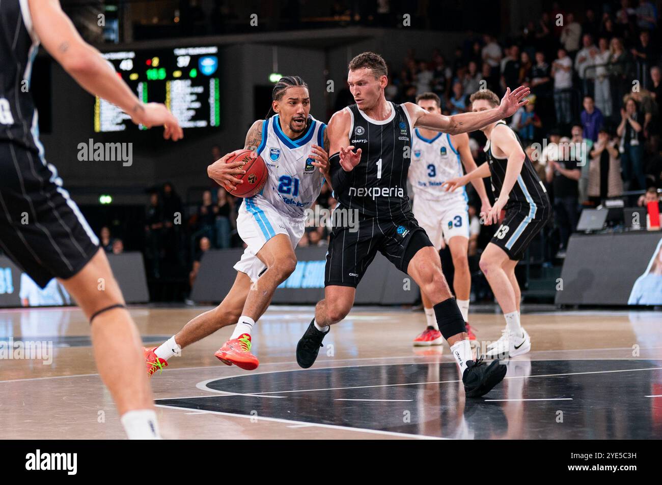 Olivier Hanlan (Turk Telekom Ankara, #21) im Zweikampf mit Brae Ivey ...