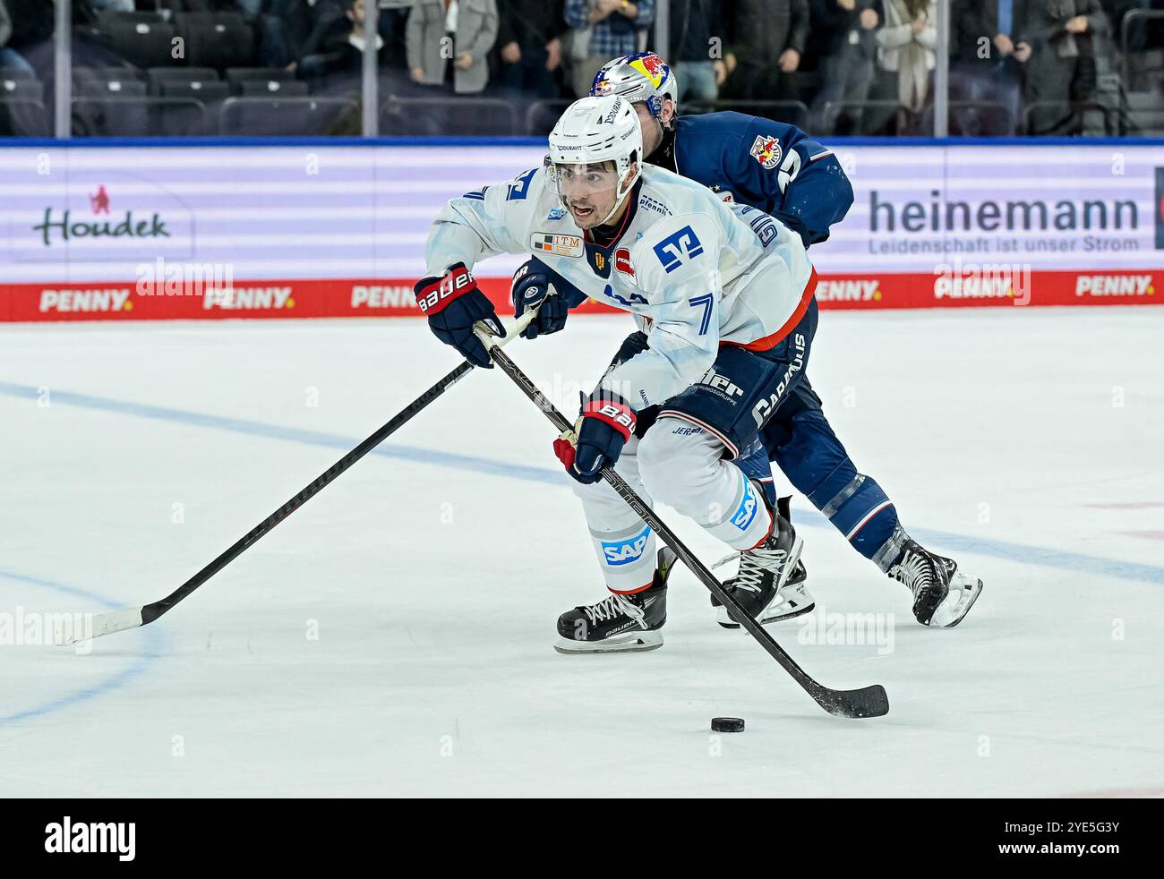John Gilmour (Adler Mannheim, #7) vor Adam Brooks (EHC Red Bull ...