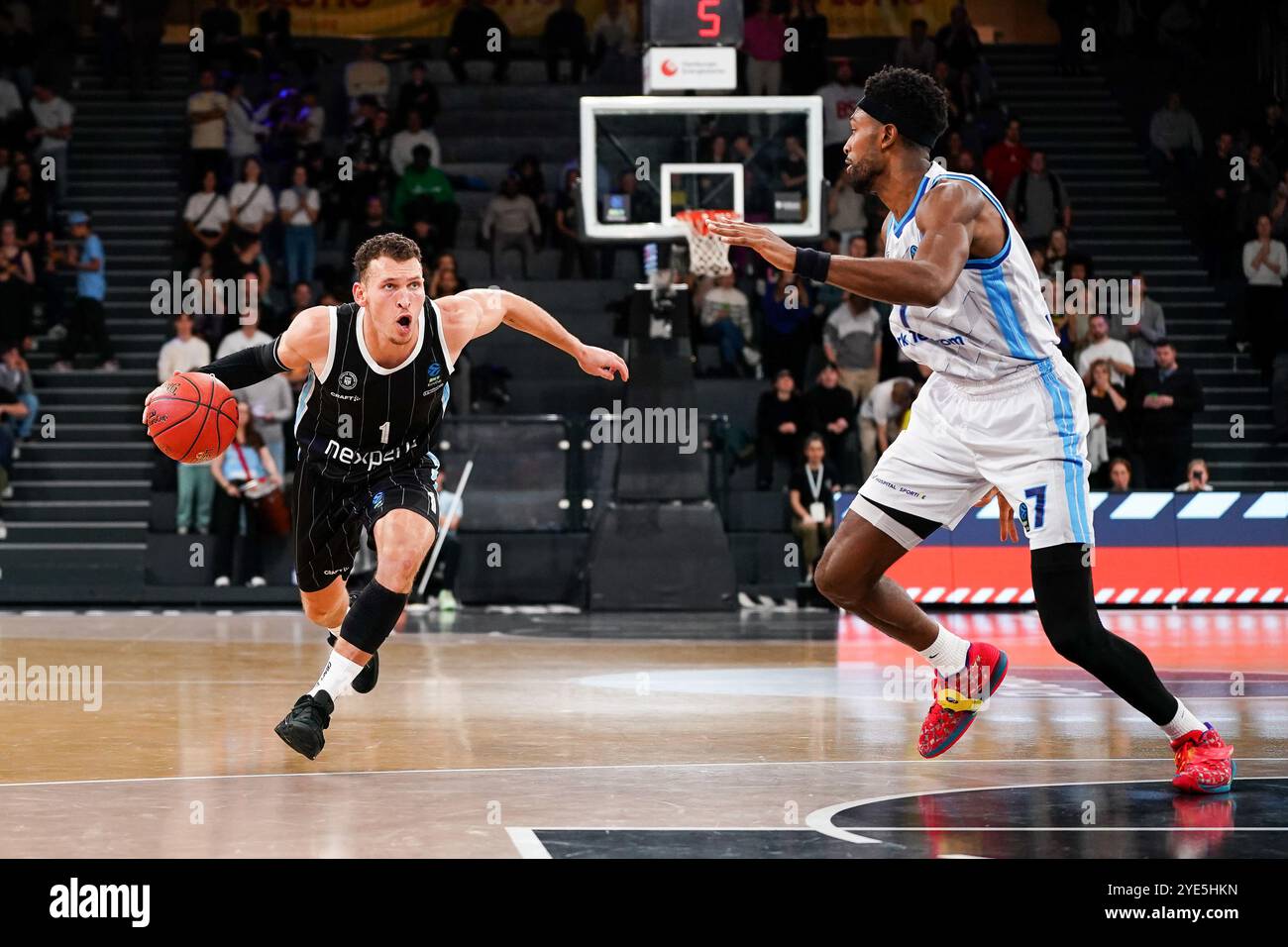 Brae Ivey (Veolia Towers Hamburg, #01) im Dribbling, Kyle Alexander ...
