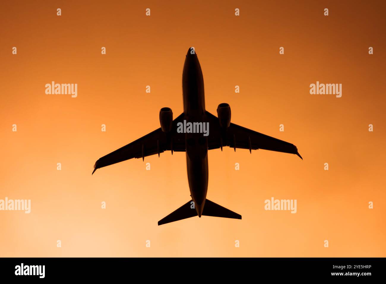 Commercial airplane from below hi-res stock photography and images - Alamy