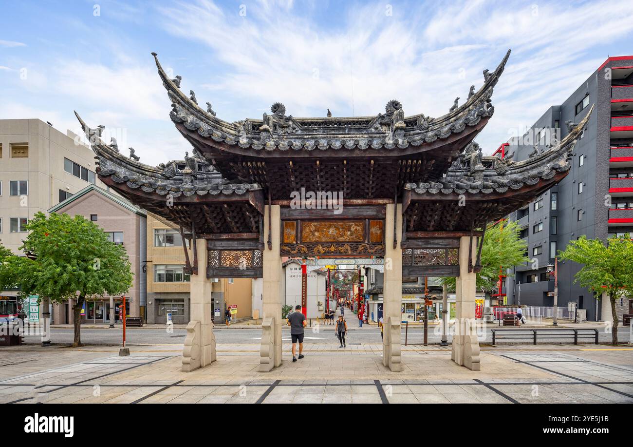 Japanese gate and Chinese style South Gate into Nagasaki Chinatown in ...