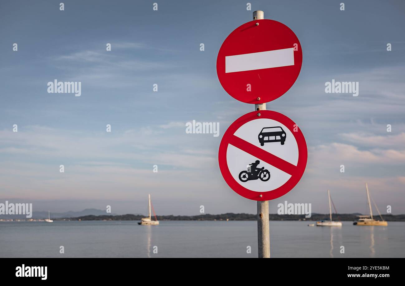 Verbotsschild Verbotsschild in einem Hafen von Korfu, Griechenland ...