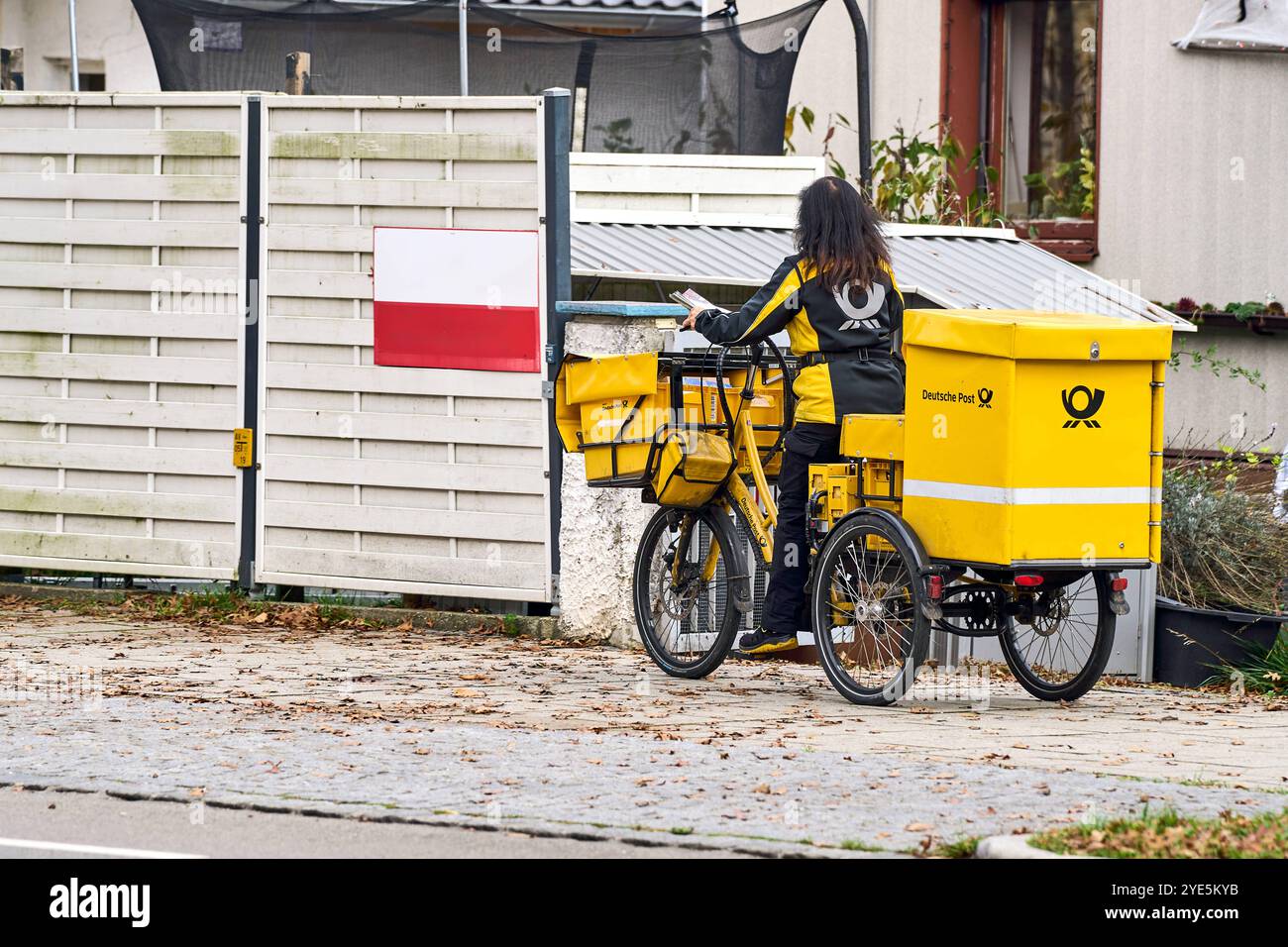 Postzustellservice hi-res stock photography and images - Alamy