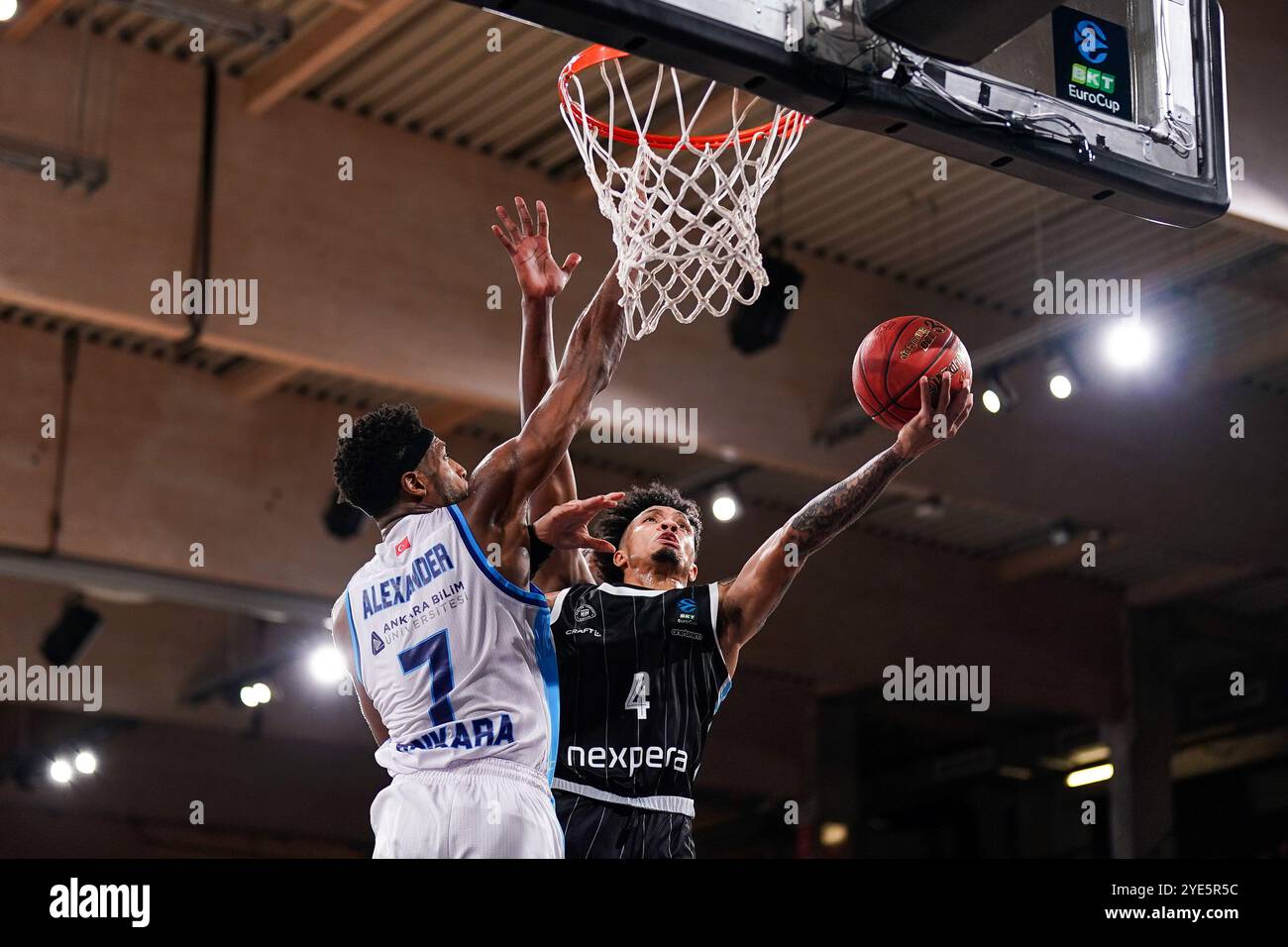 Jaizec Lottie (Veolia Towers Hamburg, #04) beim Korbleger, Kyle ...