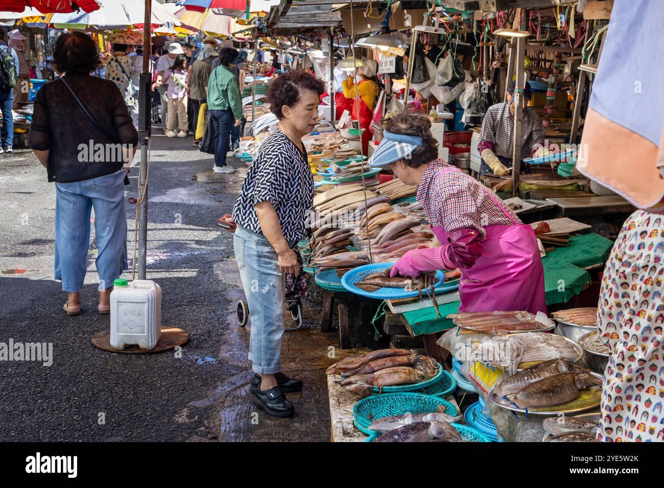 Customer buying fish from market stall in Jagalchi Fish Market, Busan ...