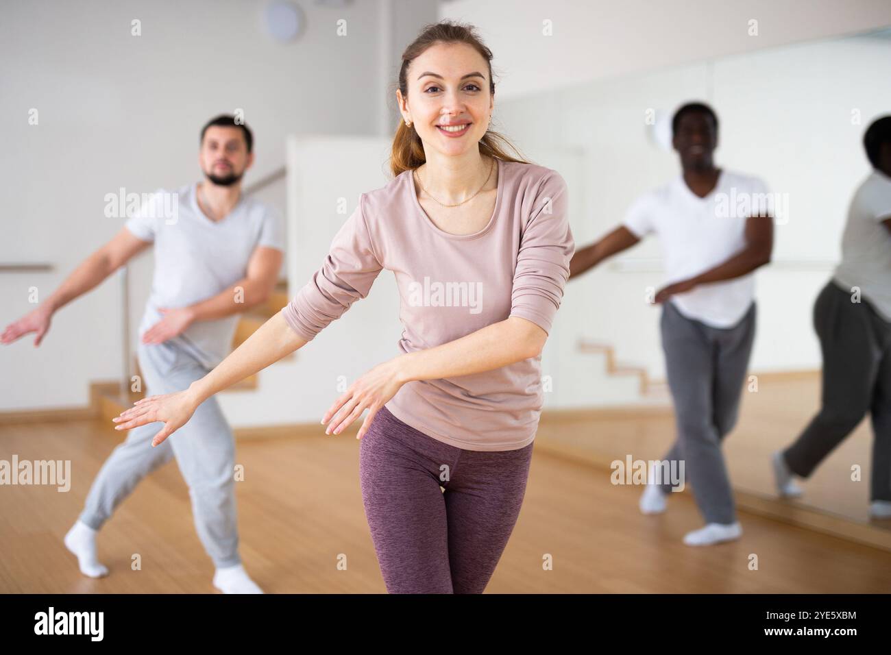 Dance class woman aerobic hi-res stock photography and images - Alamy