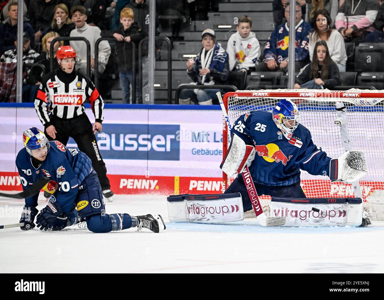 Simon Wolf (Torwart, EHC Red Bull Muenchen, #25) bei der Abwehr eines ...