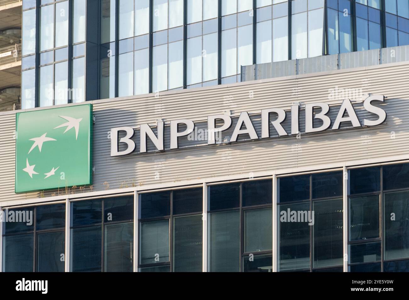Bnp paribas logo hi-res stock photography and images - Alamy