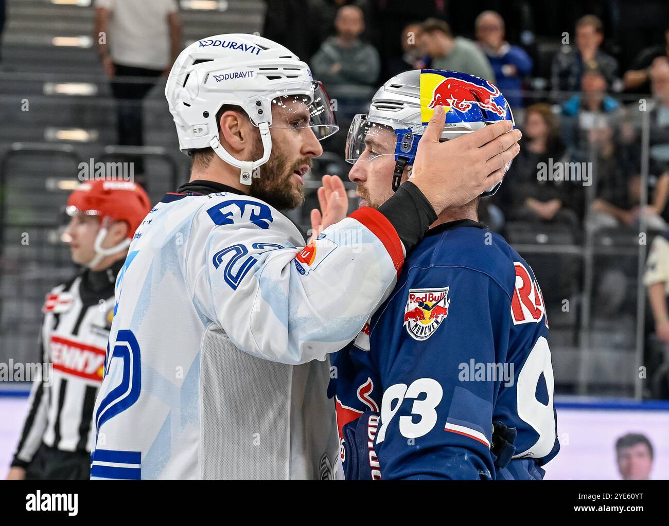 Matthias Plachta (Adler Mannheim, #22) und Maximilian Kastner (EHC Red ...