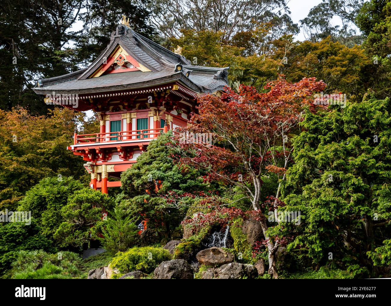 Temple Gate in Japanese Tea Garden in Golden Gate Park in San Francisco ...