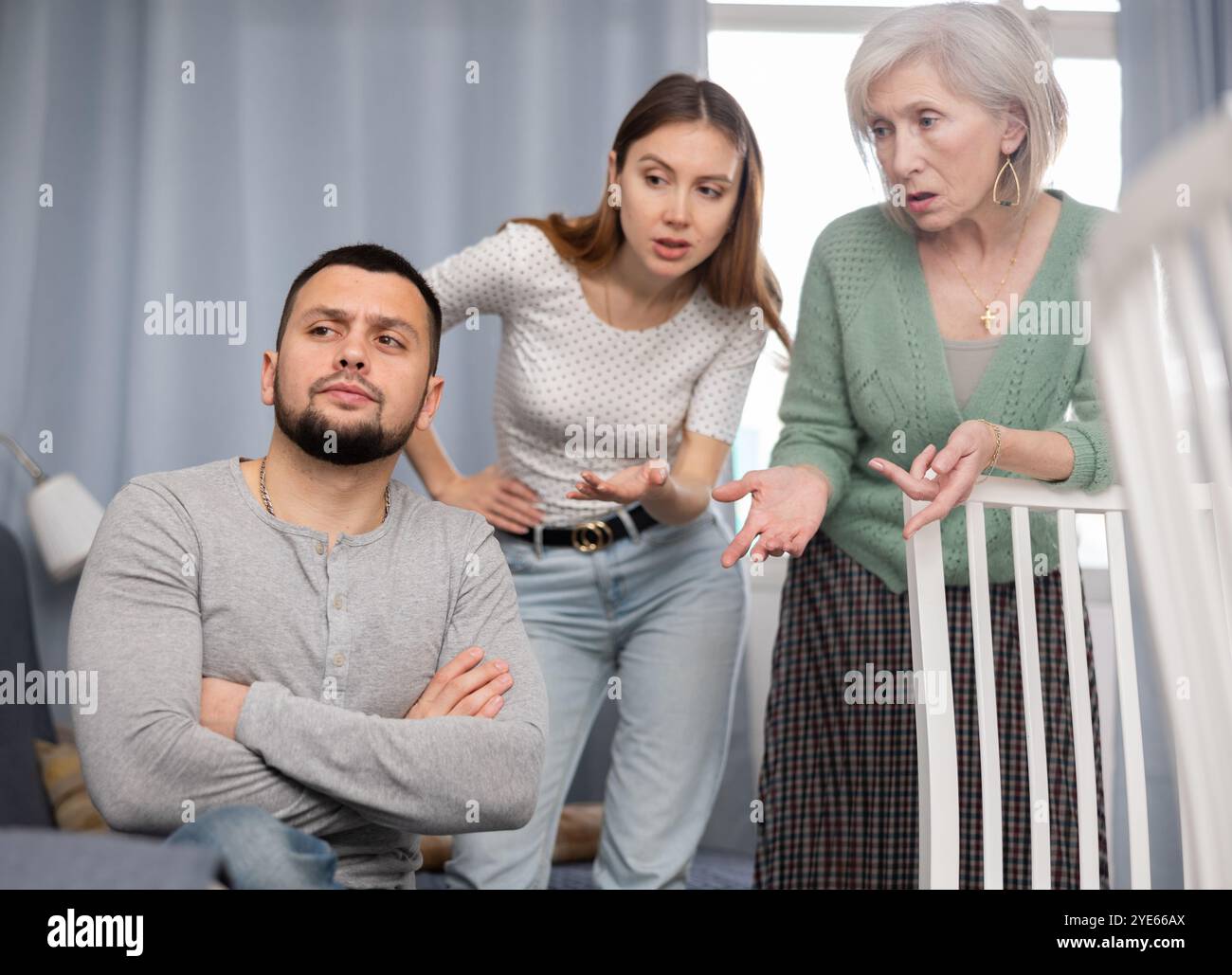 Women conversation home hi-res stock photography and images - Alamy